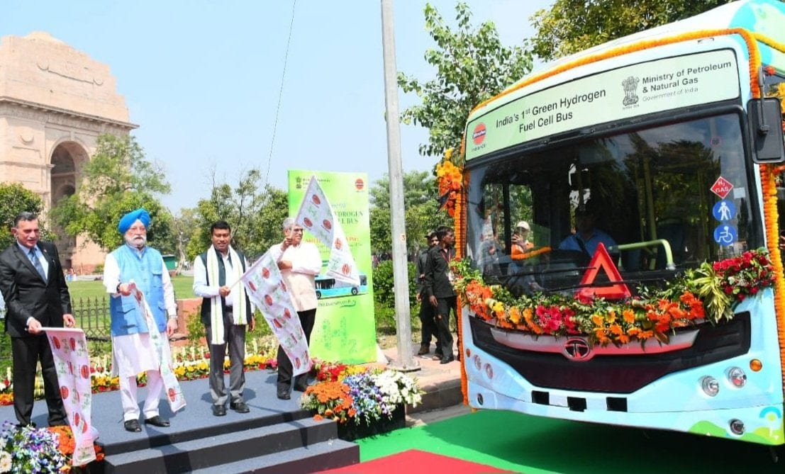 IndianOil Unveils India's First Green Hydrogen-Run Bus That Emits Just ...