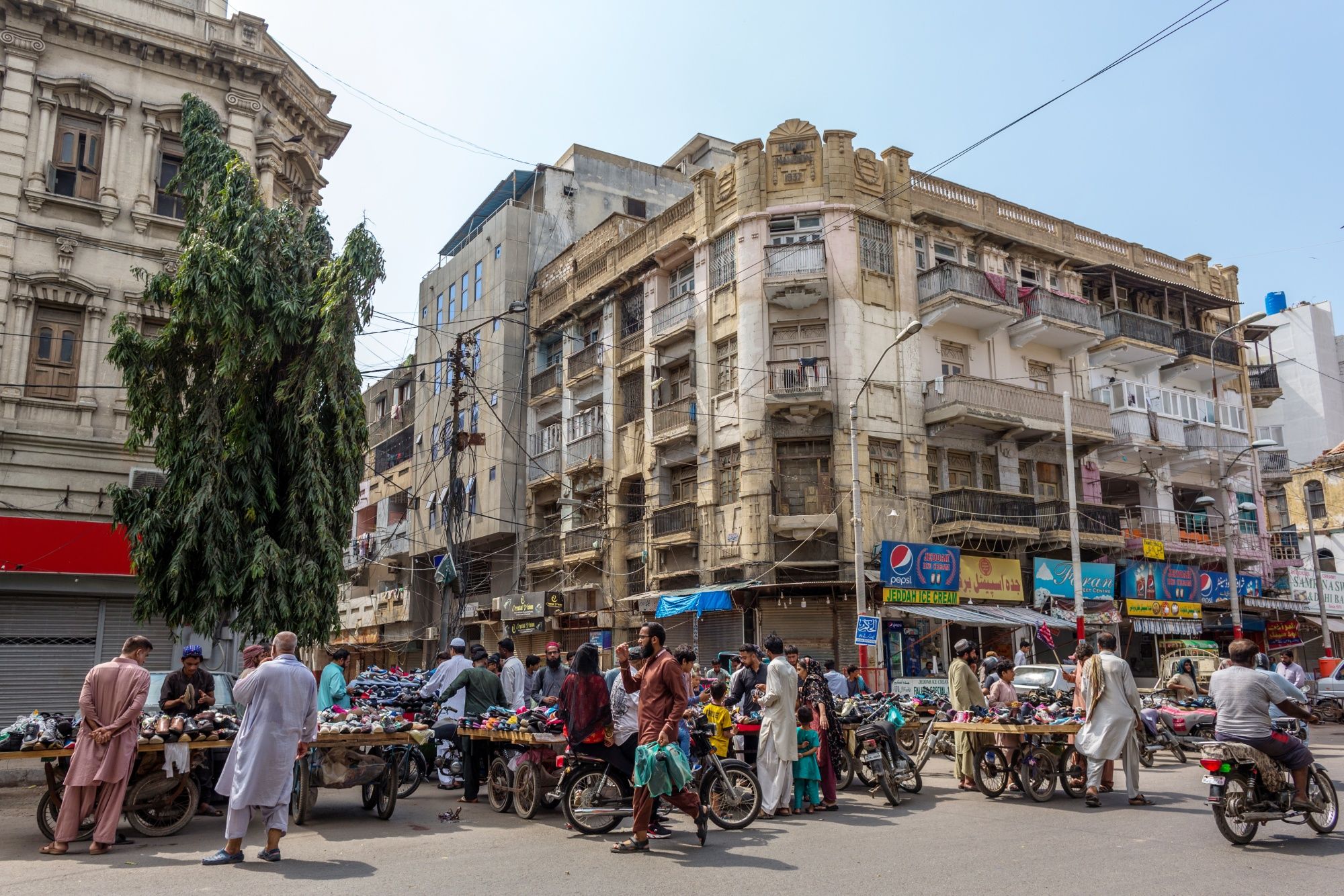 Pakistan Surprises With Steep Rate Hike to Stop Inflation Spiral