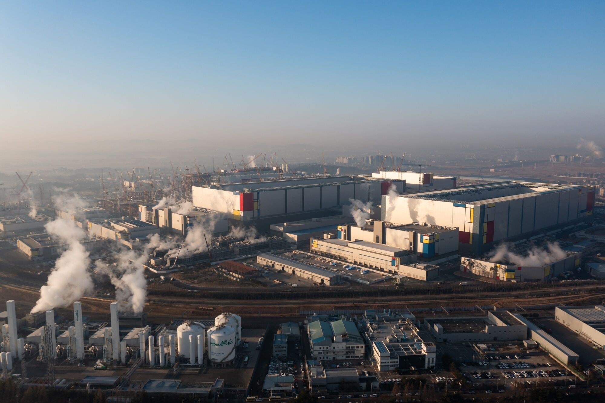 Samsung Beefs Up Chip Foundry Business As It Looks To Challenge TSMC