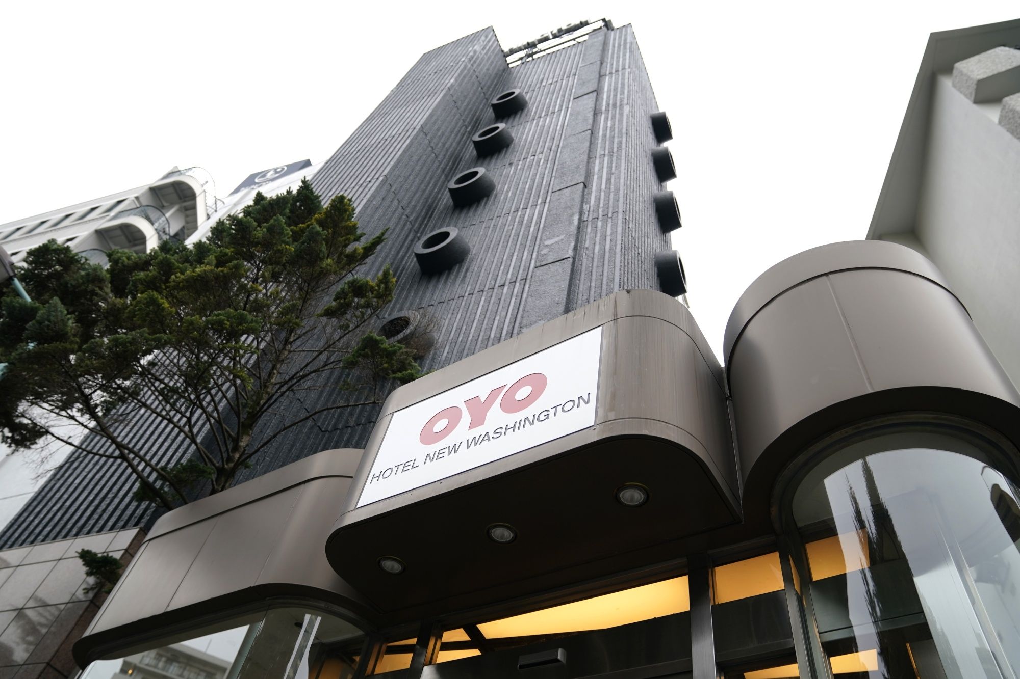 SoftBank-Backed Oyo Posts Narrower Loss After Curbing Expenses