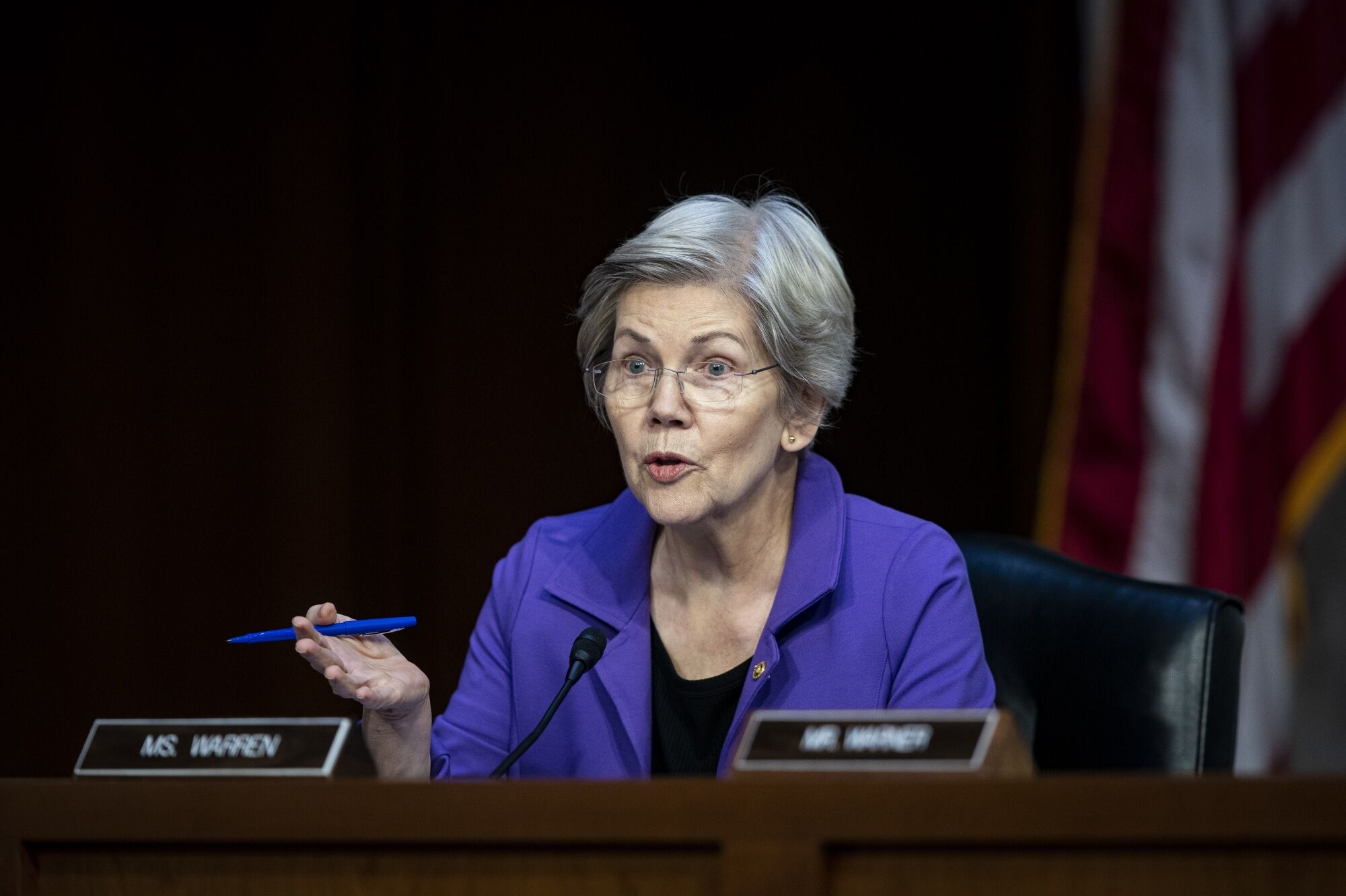 Warren Calls on Fed to Halt Interest Rate Hikes as Inflation Eases