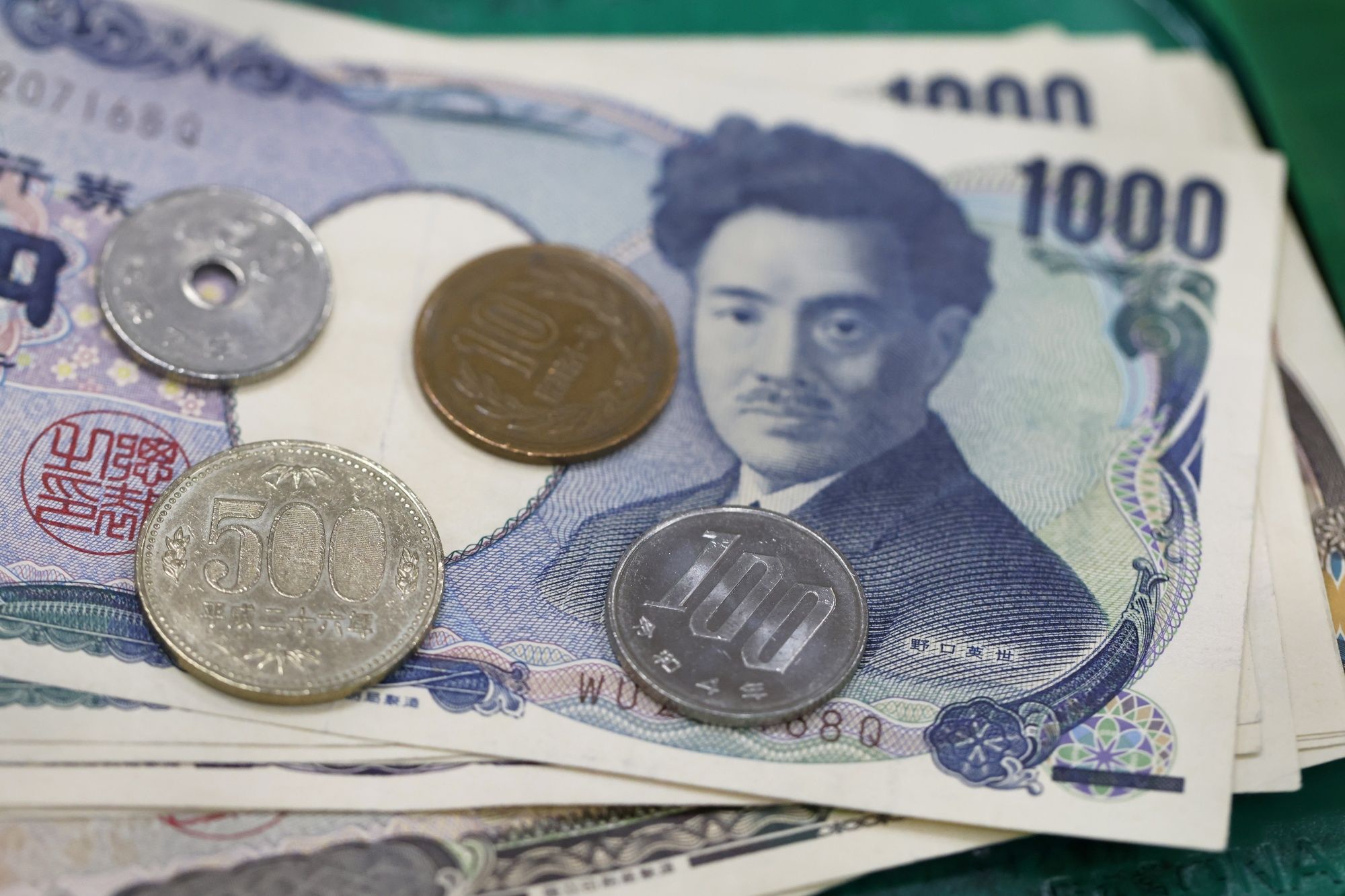 Yen Starts Year on Front Foot as Traders Eye Dollar Cliff Edge