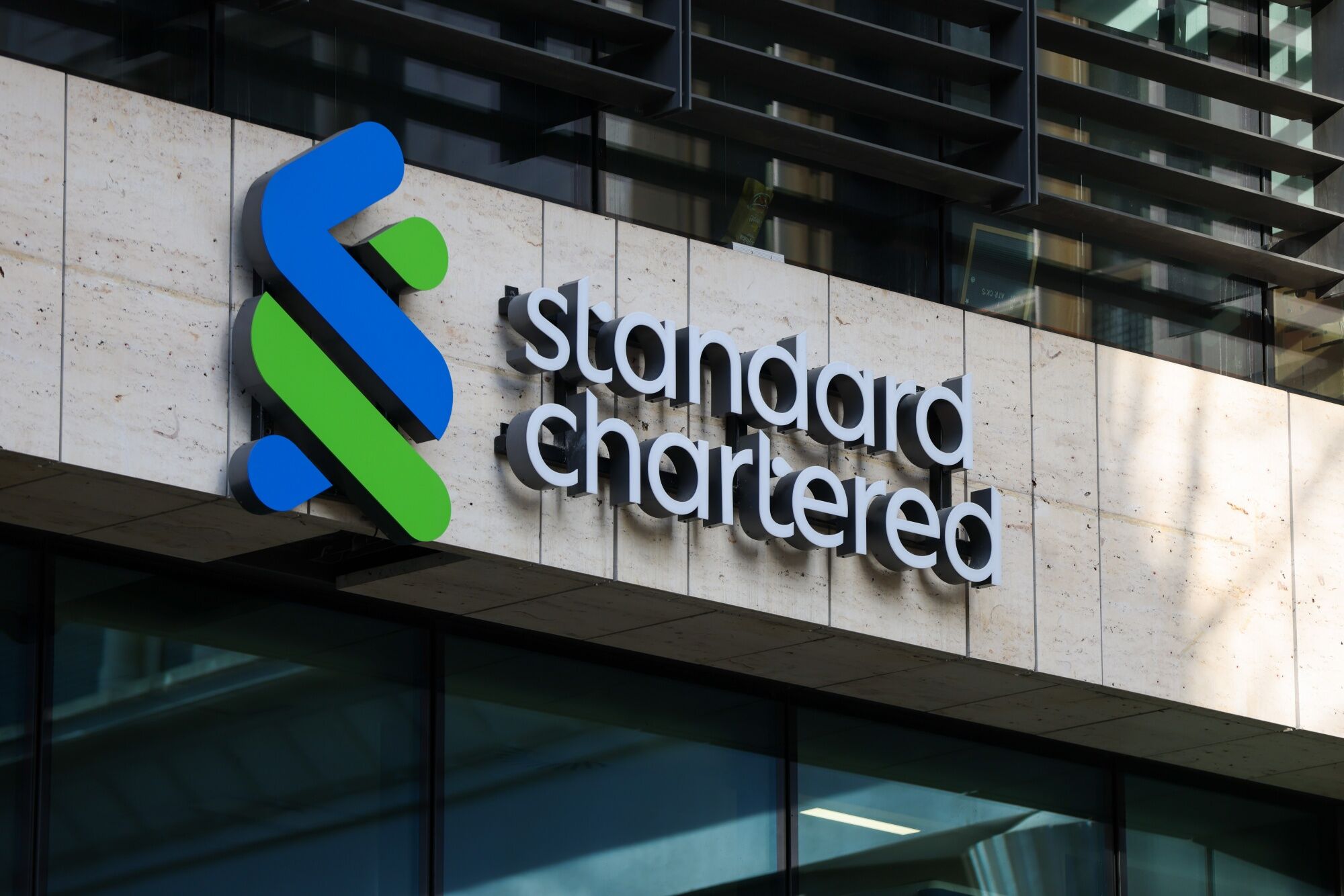 StanChart Weighs Break Up of Corporate, Investment Bank