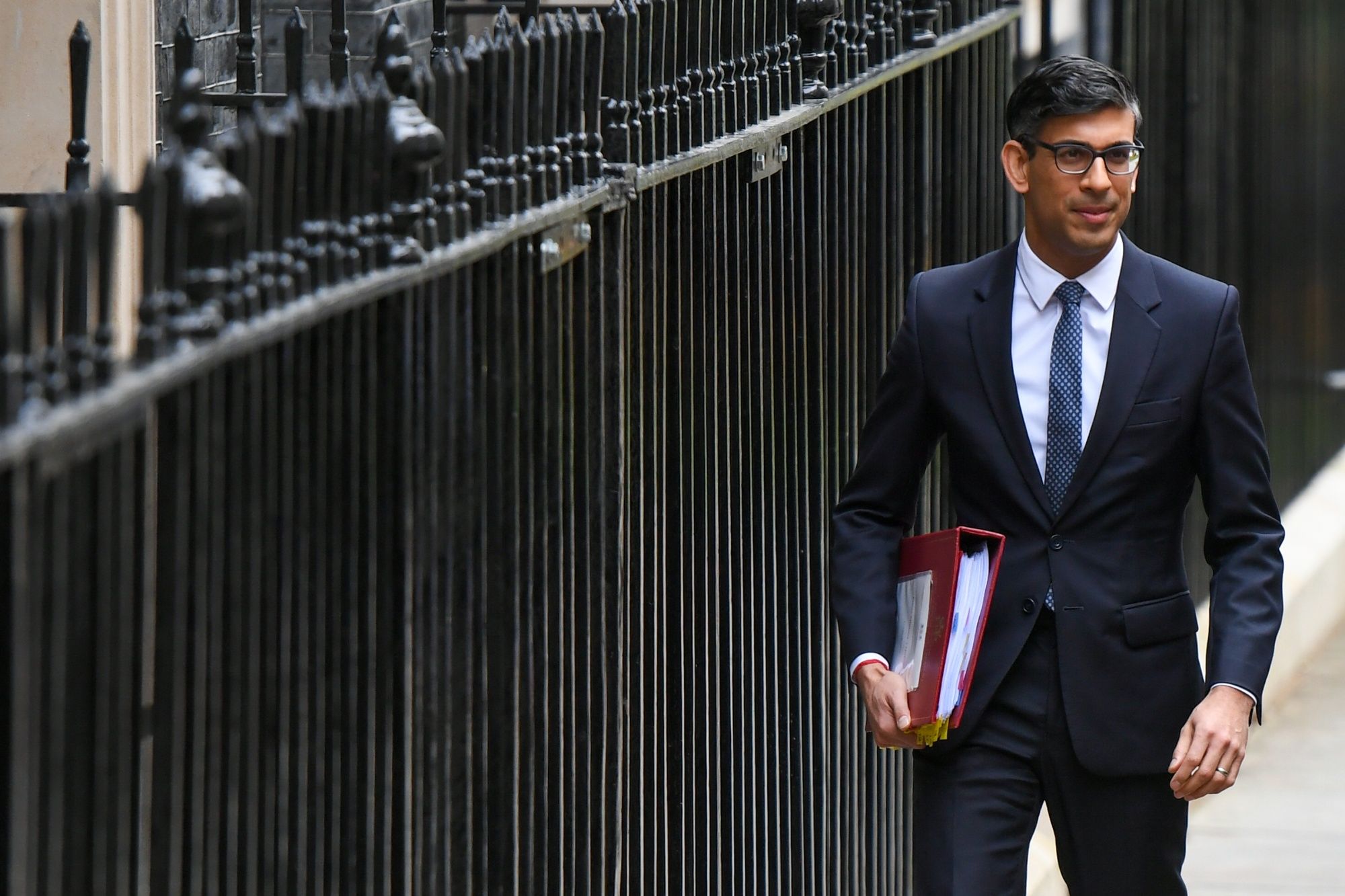 Sunak Thinks Timing UK Tax Cuts Just Right Can Save the Tories