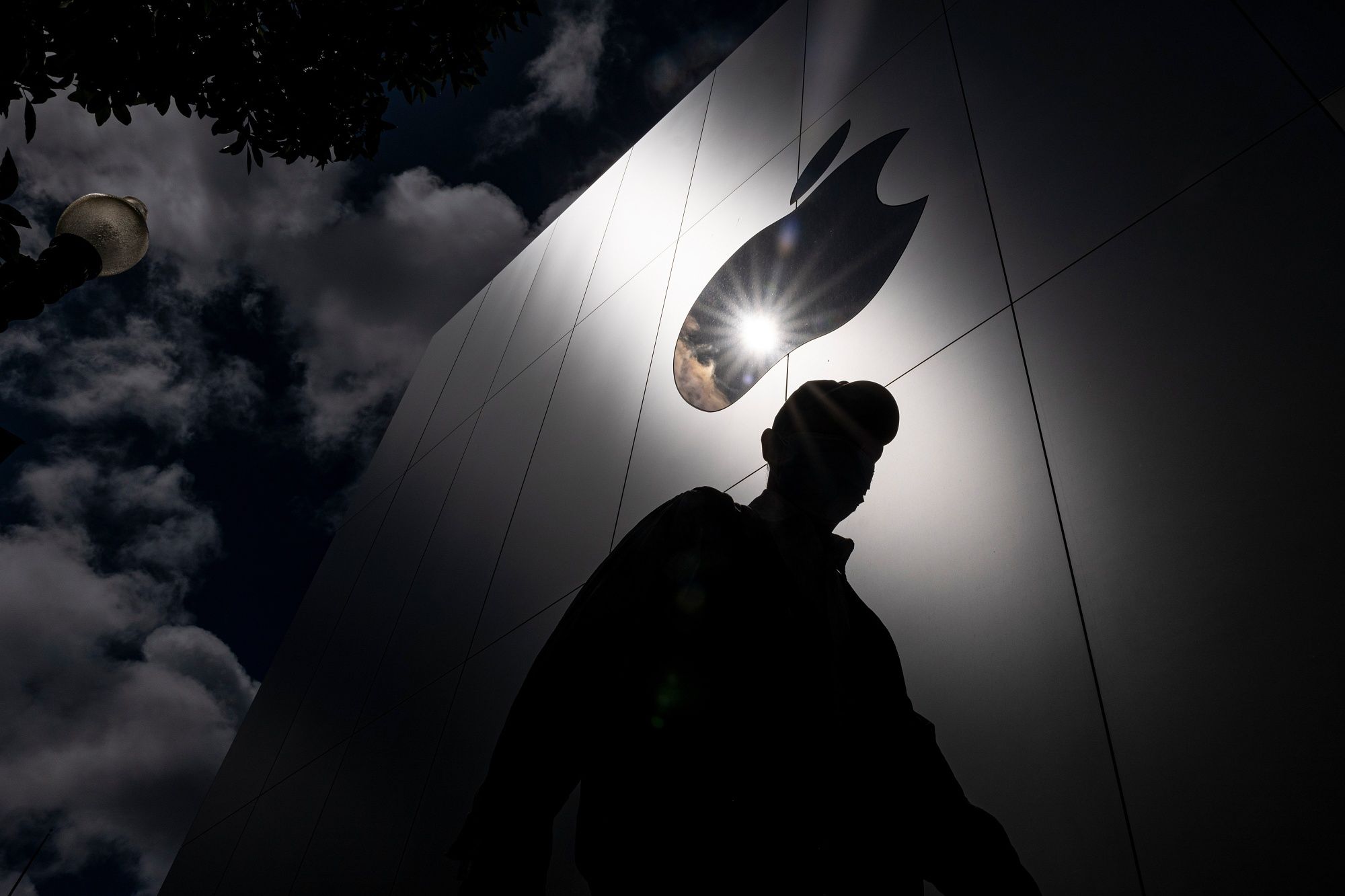 Apple’s Stock Is Losing Its Shine After an Ugly Month of December