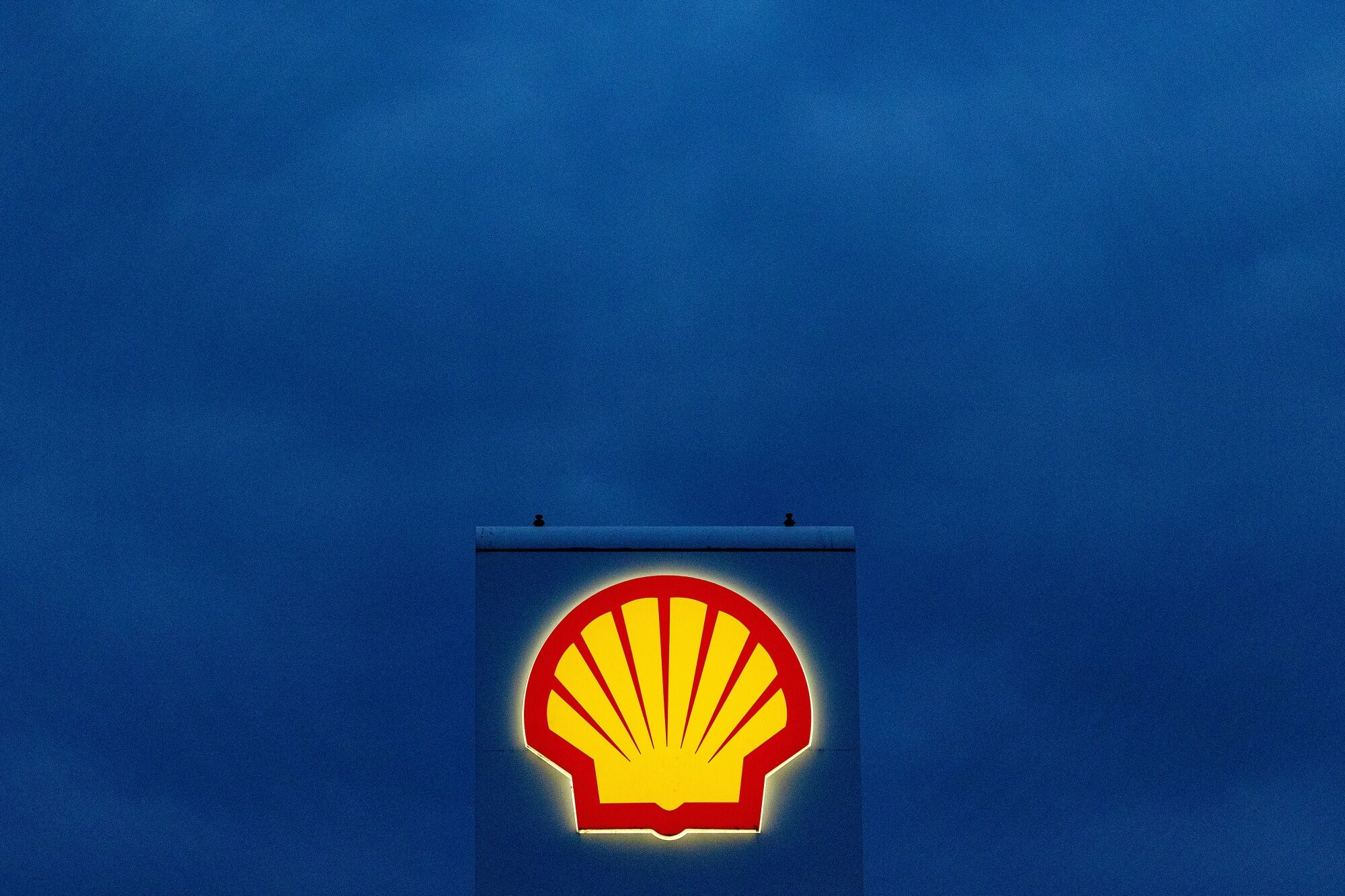 Shell Challenged on Net Zero After Fossil-Fuel Investment Boost