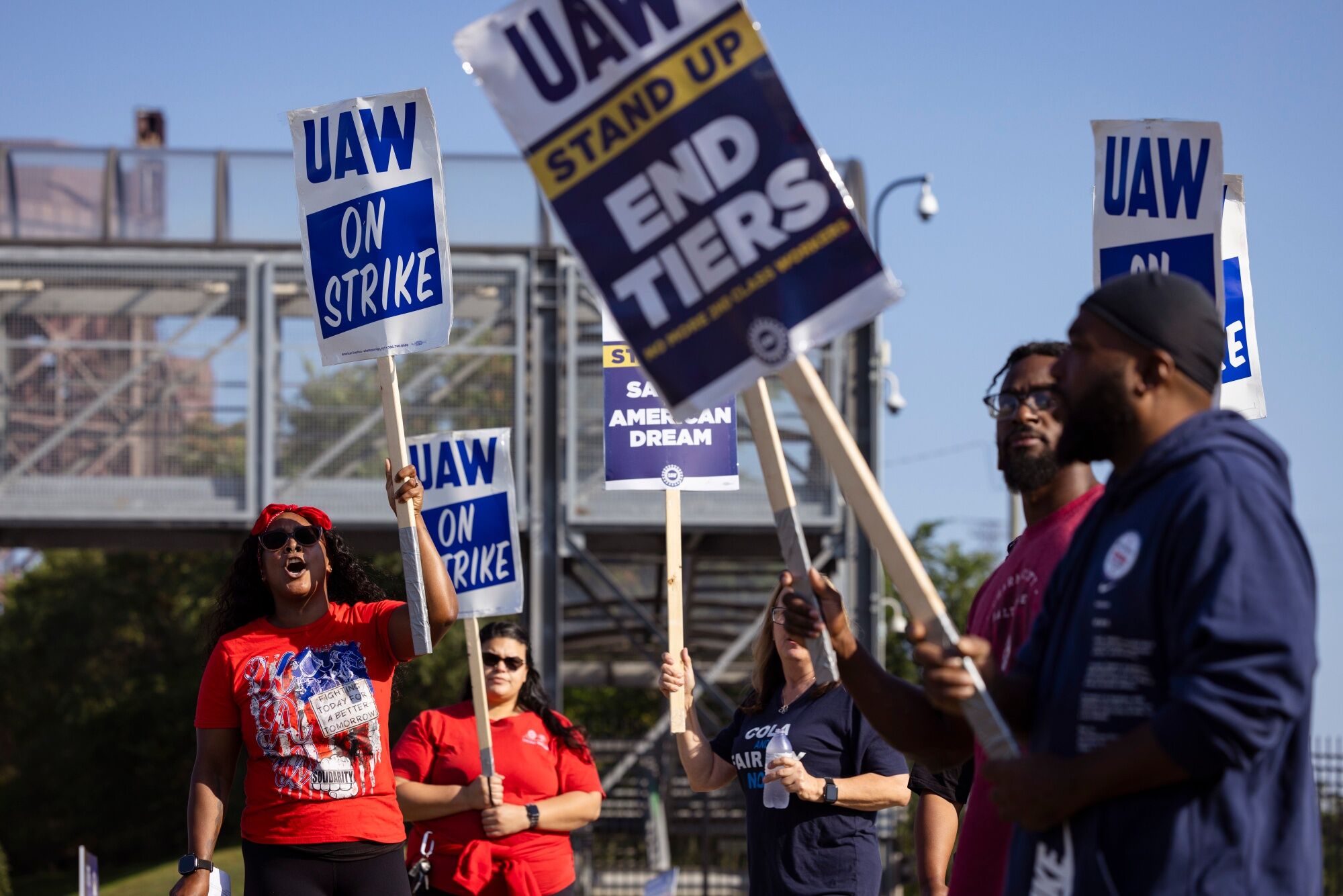 Ford-UAW Deal Includes 25% Raises, $8 Billion Plant Investments
