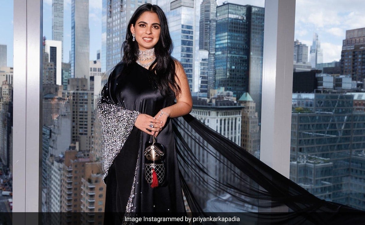 Mukesh Ambani's Daughter Isha Ambani, Former CAG Rajiv Mehrishi ...