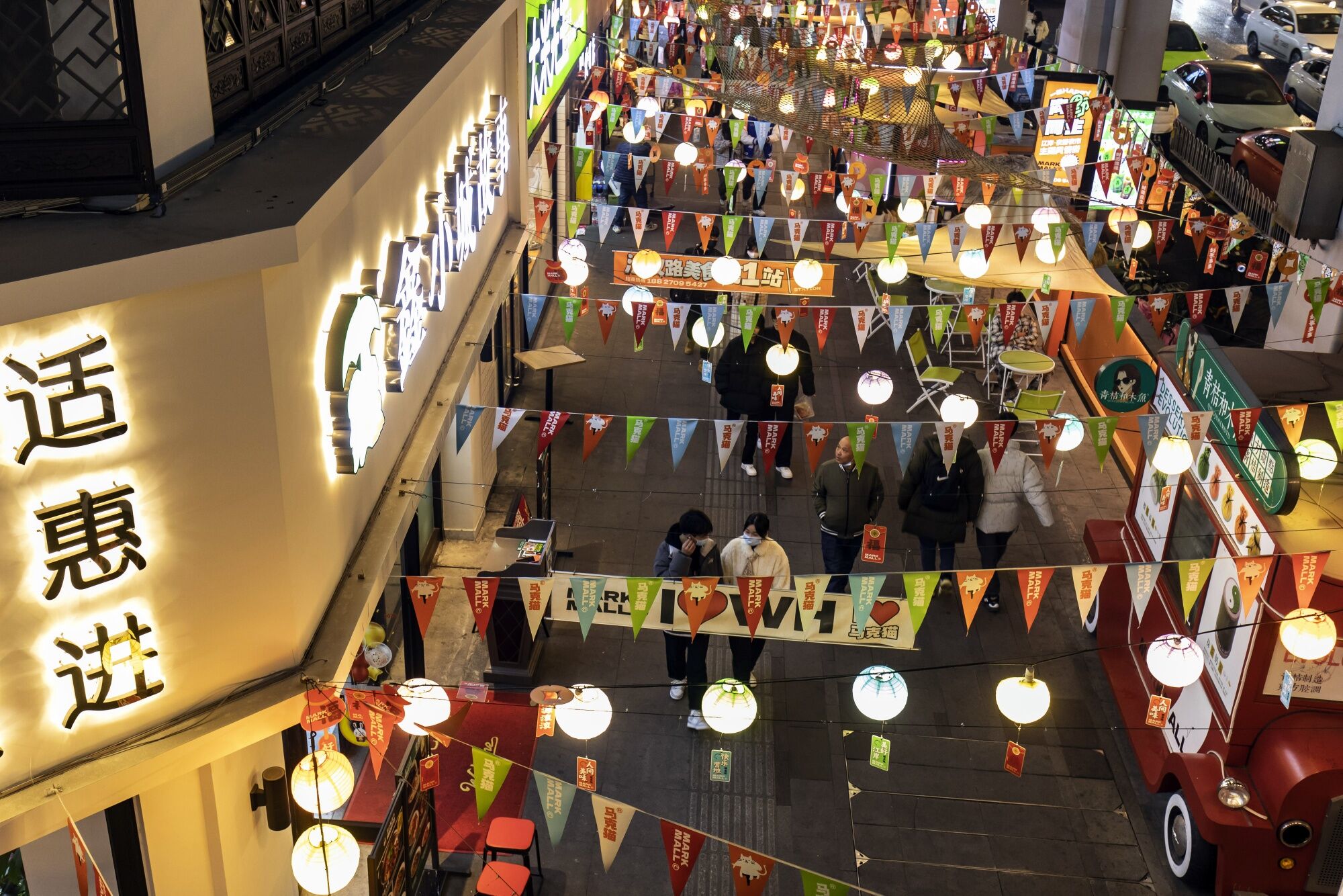 External Pressures, Population Threaten China Growth, Key Official Says