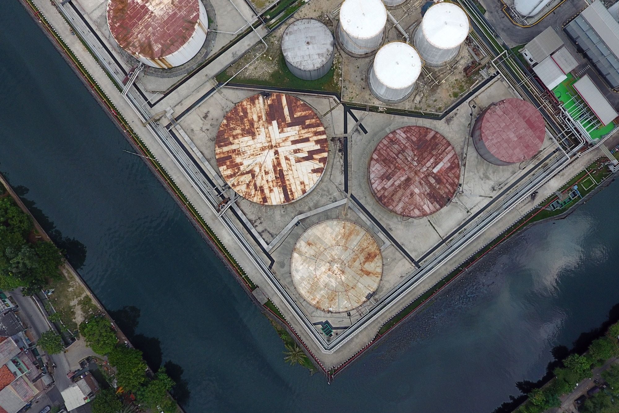 Oil Succumbs to One-Two Punch From US Oil Release and Inflation