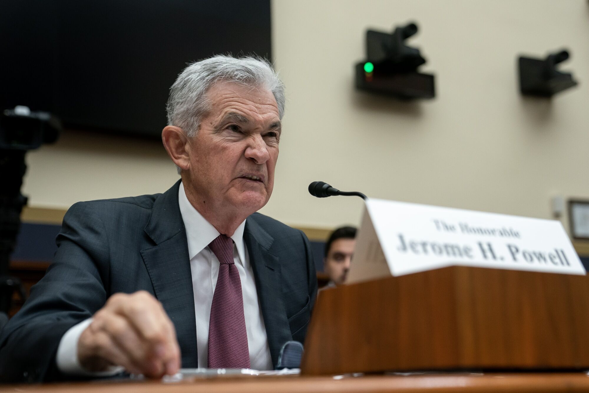 Powell Defies Critics and Makes Case for Why Rates Must Rise