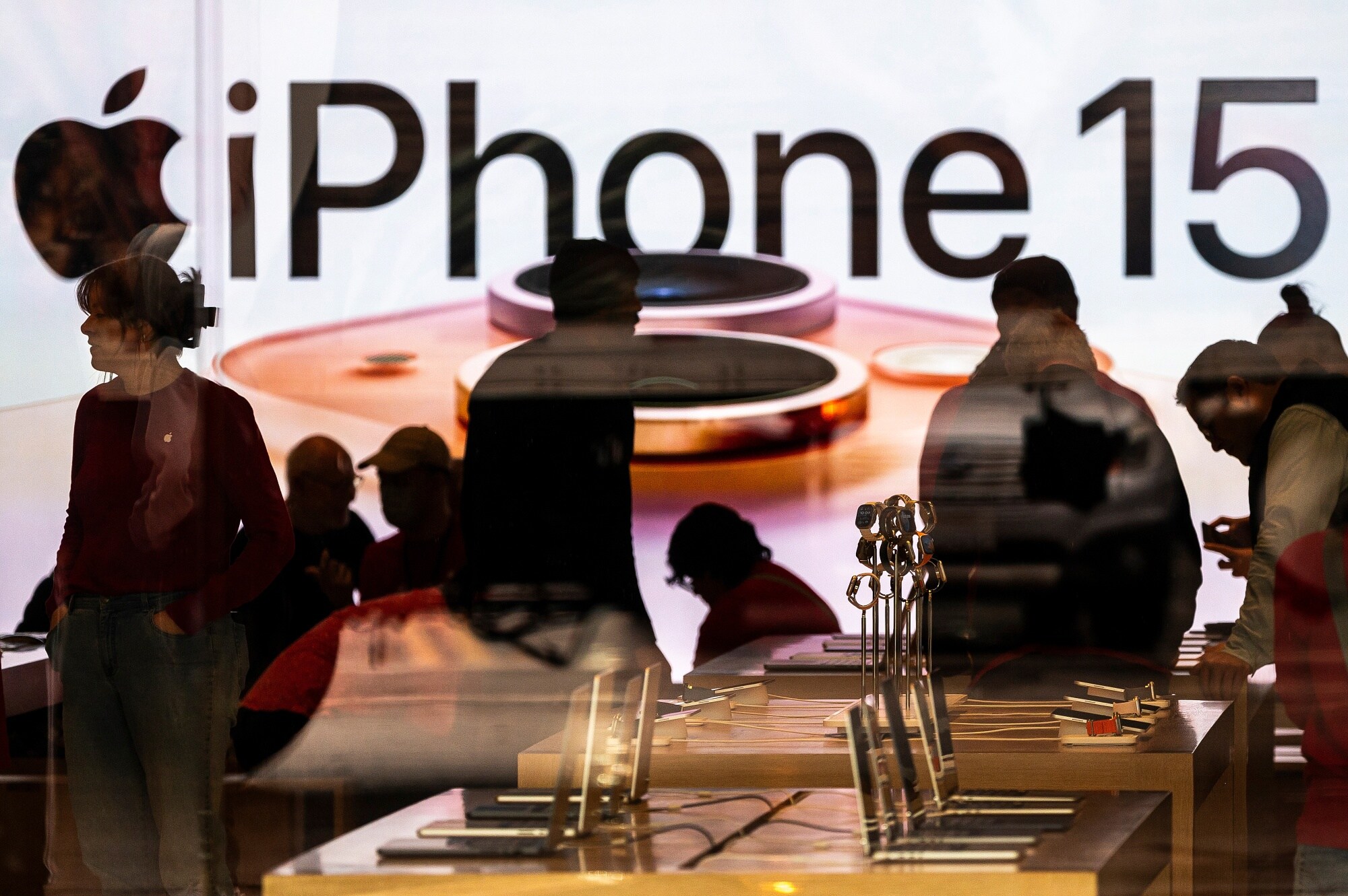 Buffett Praises Apple After Trimming It, Drops Paramount Stake