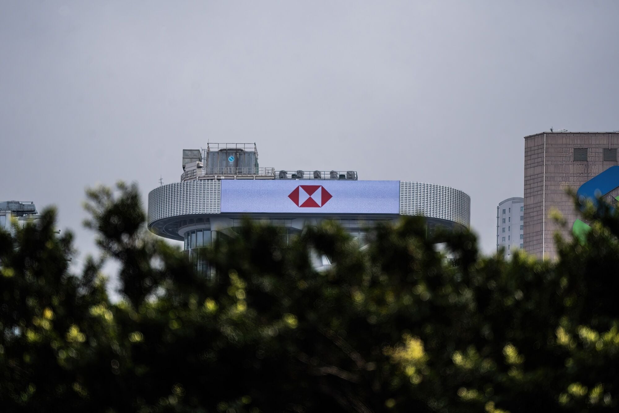 HSBC Becomes Latest Bank to Cut Its Bullish Oil Price Outlook