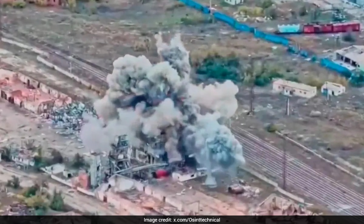 Video: Ukrainian Air Force Drops 226-Kg JDAM-ER Bomb On Russian Drone ...