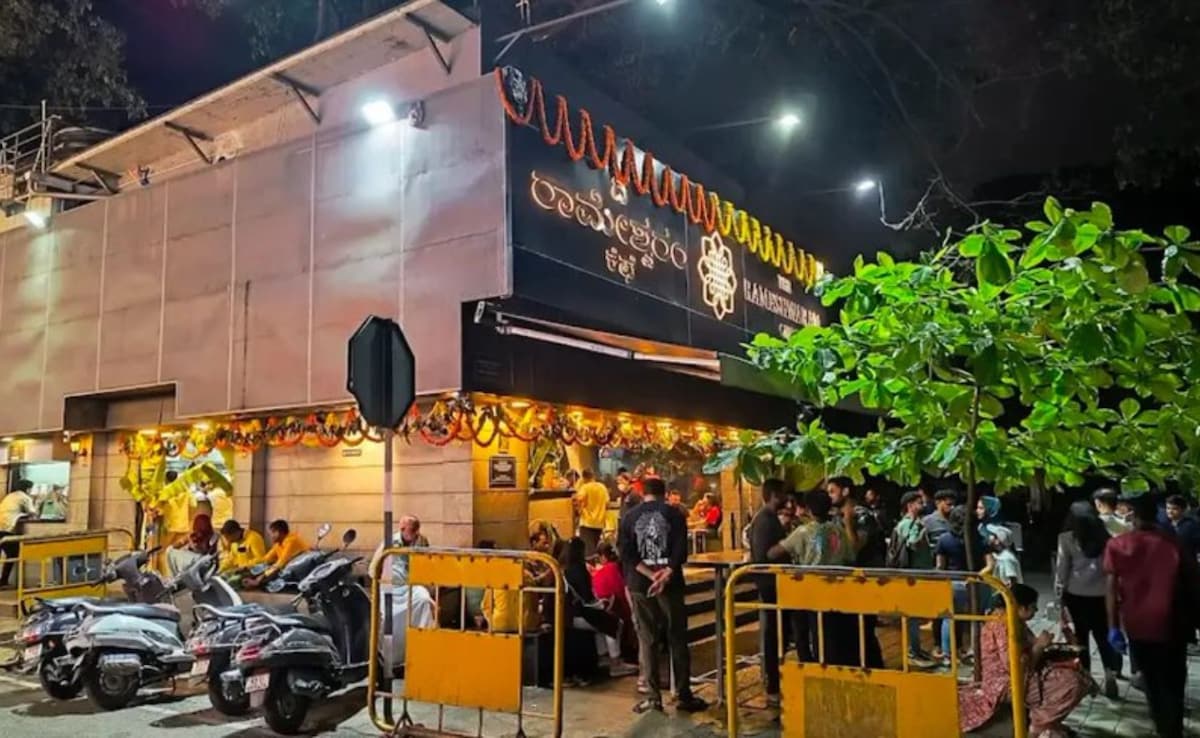 pune rameshwaram cafe Opening huge Crowd for free Trial Offer Watch ...