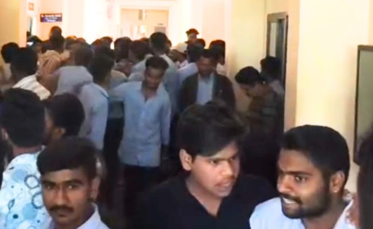 उज्जैन के कॉलेज में भिड़े छात्रों के गुट, मोबाइल में भजन बजा तो दोस्तों ...