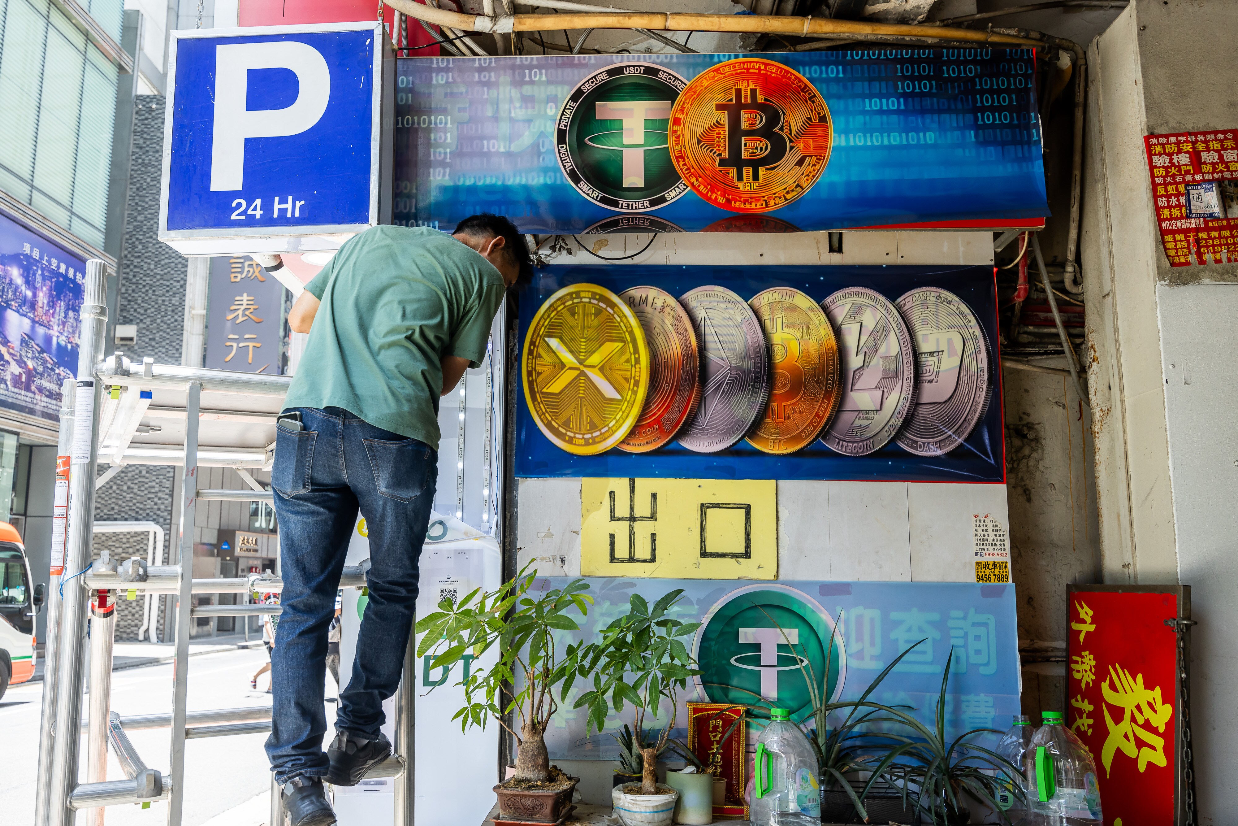 Cryptocurrencies Sink As $1.5 Billion In Bullish Bets Wiped Out