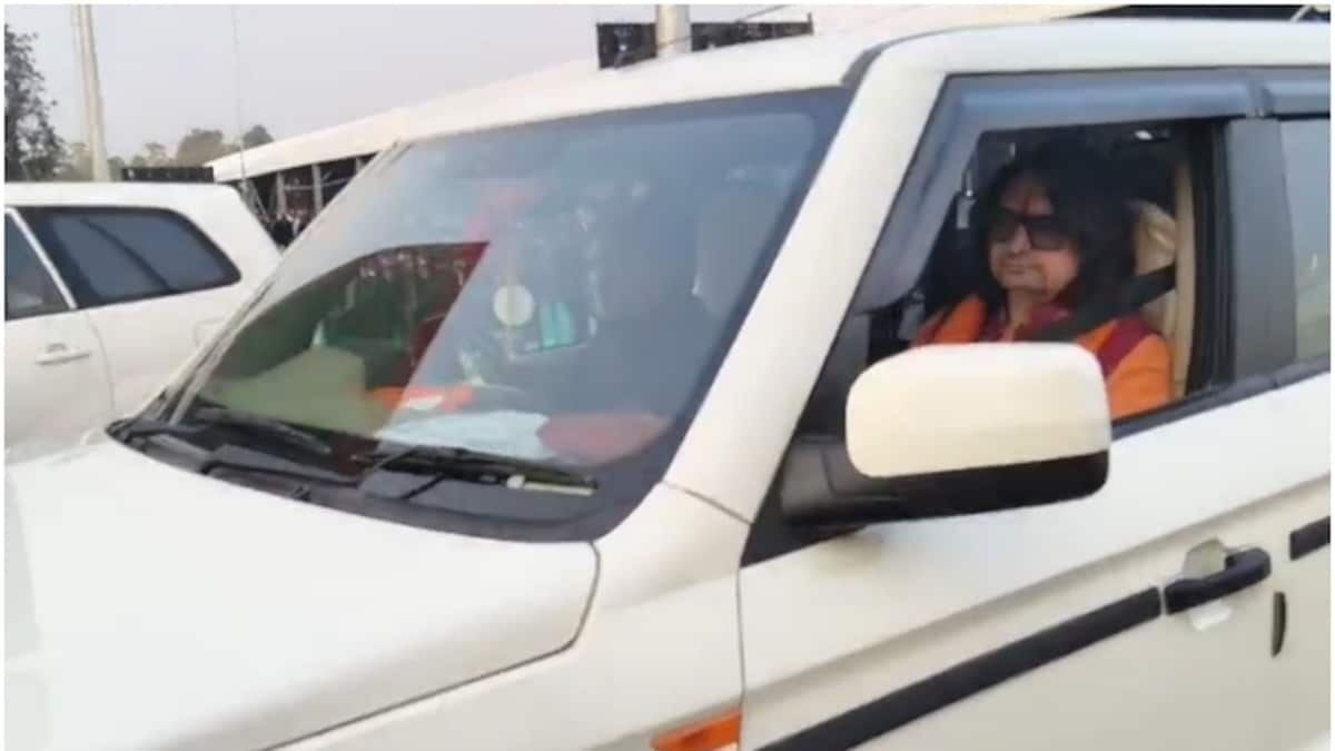 Rajasthan Politics: बालमुकुंदाचार्य ने गाड़ी से हटाए काले शीशे, डोटासरा ...