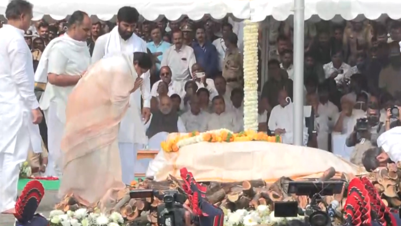 Sunetra Pawar Breaks Down At Husband Ajit Pawar's Funeral