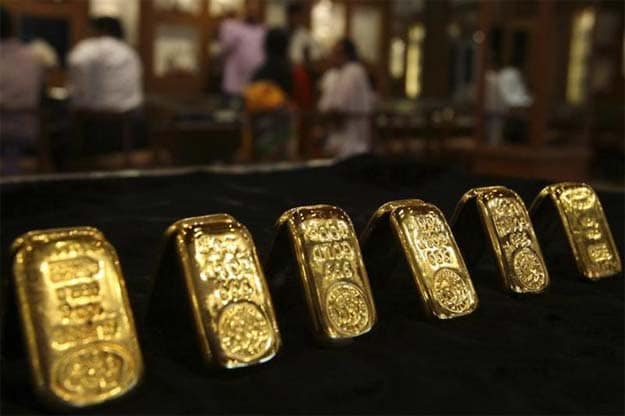 Gold regains Rs 32,000 level on seasonal demand, global cues