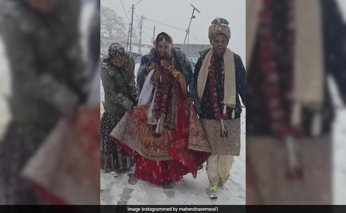 Viral Video: Meerut Couple Braves Heavy Snowfall To Get Married At ...