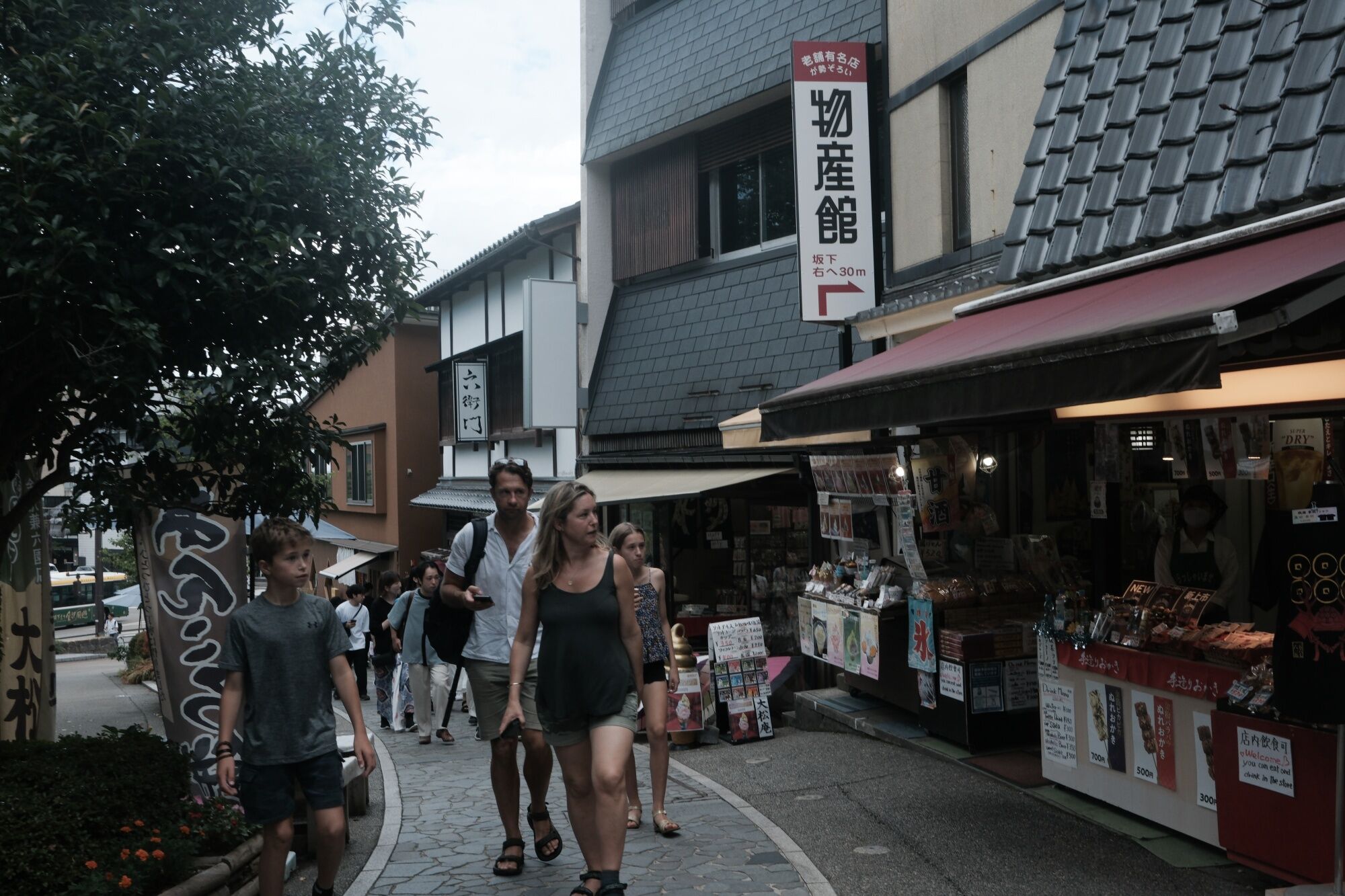 Japan’s Post-Pandemic Tourists Shift Spending To Crafts, Jewelry