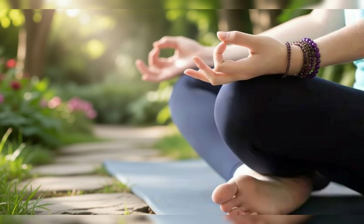 पेट, त्वचा और जोड़ों के लिए फायदेमंद वरुण मुद्रा, जानें अभ्यास करने के ...