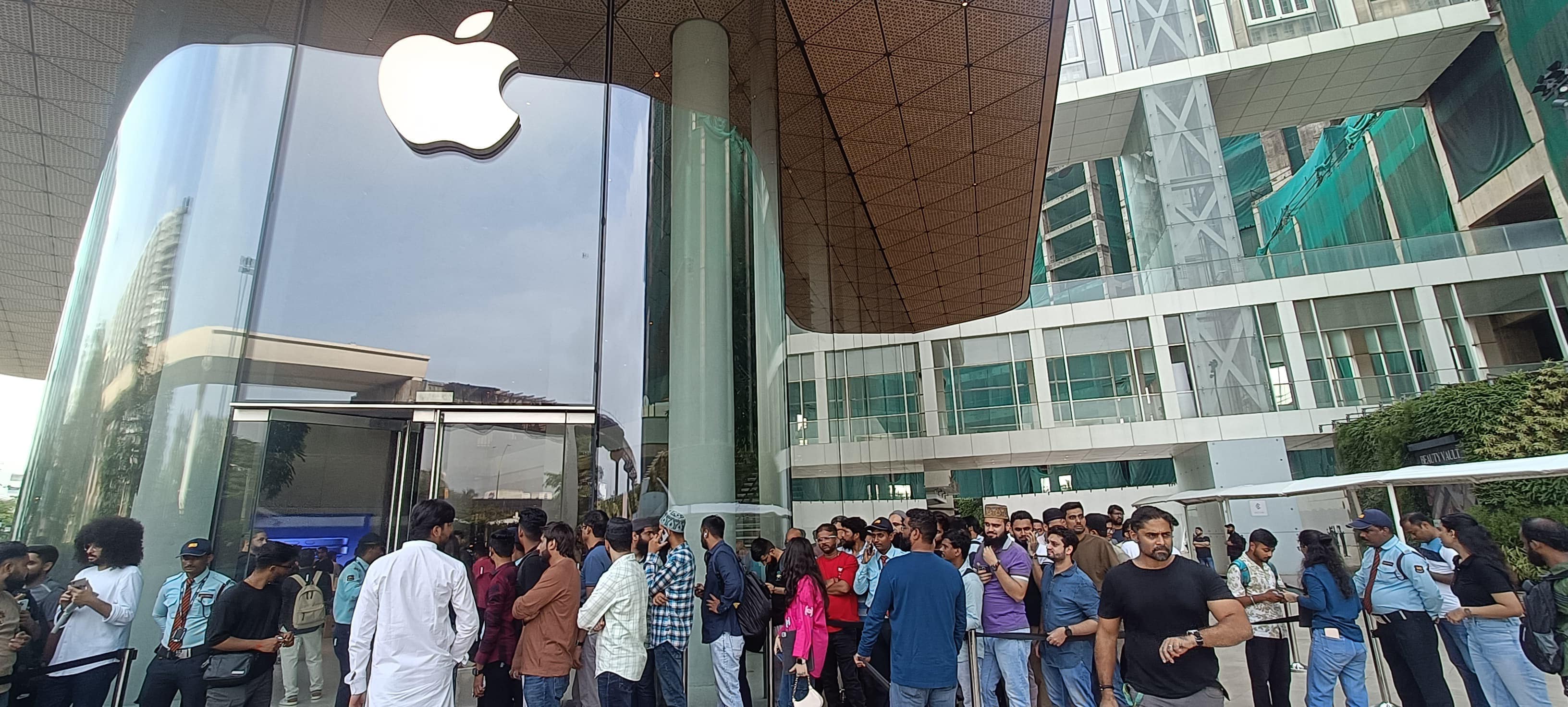 iPhone 17 Sales Begin: Hundreds Flock Into Mumbai's BKC Apple Store | Watch