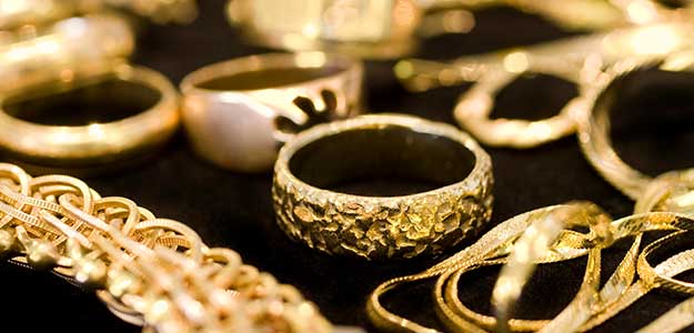 Gold Extends Rally as Stocks Slump Triggers Safe-Haven Bids