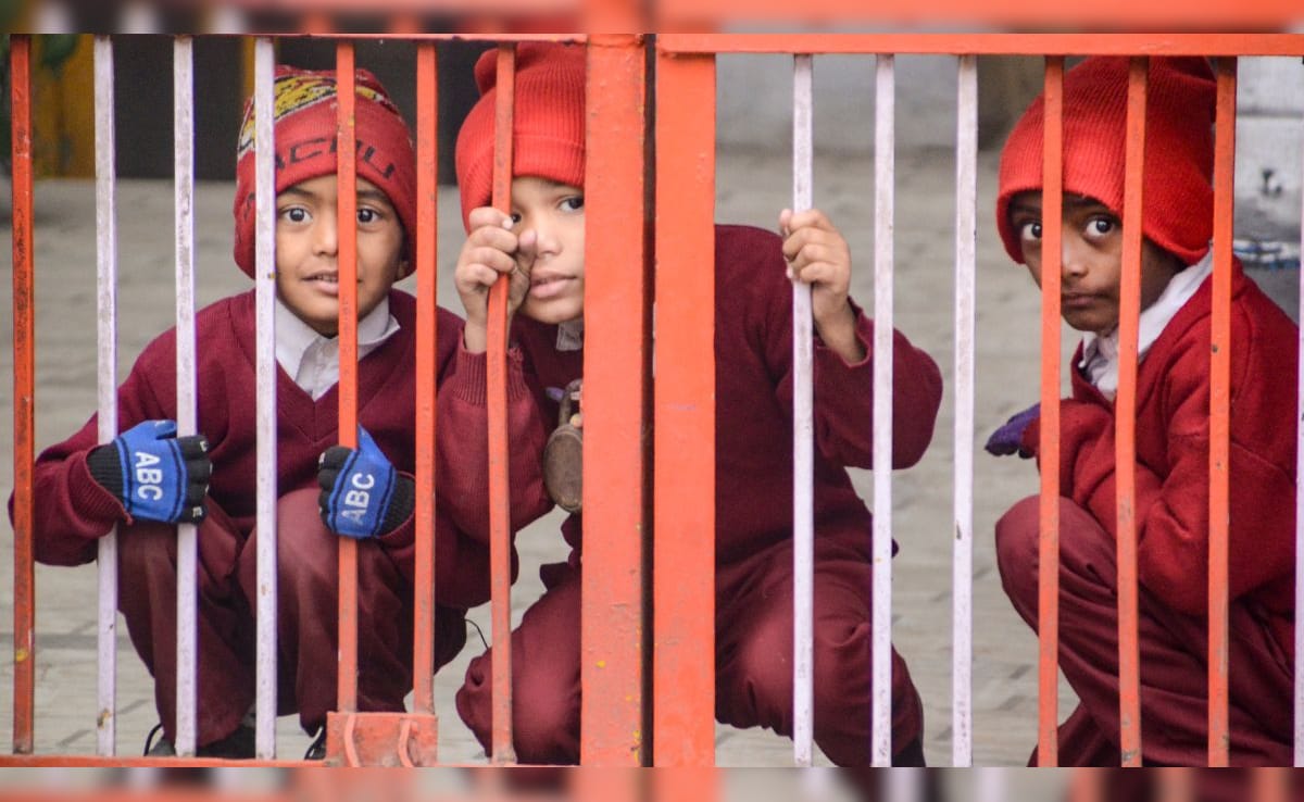 नोएडा में अब इस दिन तक बंद रहेंगे स्कूल, डीएम ने जारी किया आदेश | Noida ...