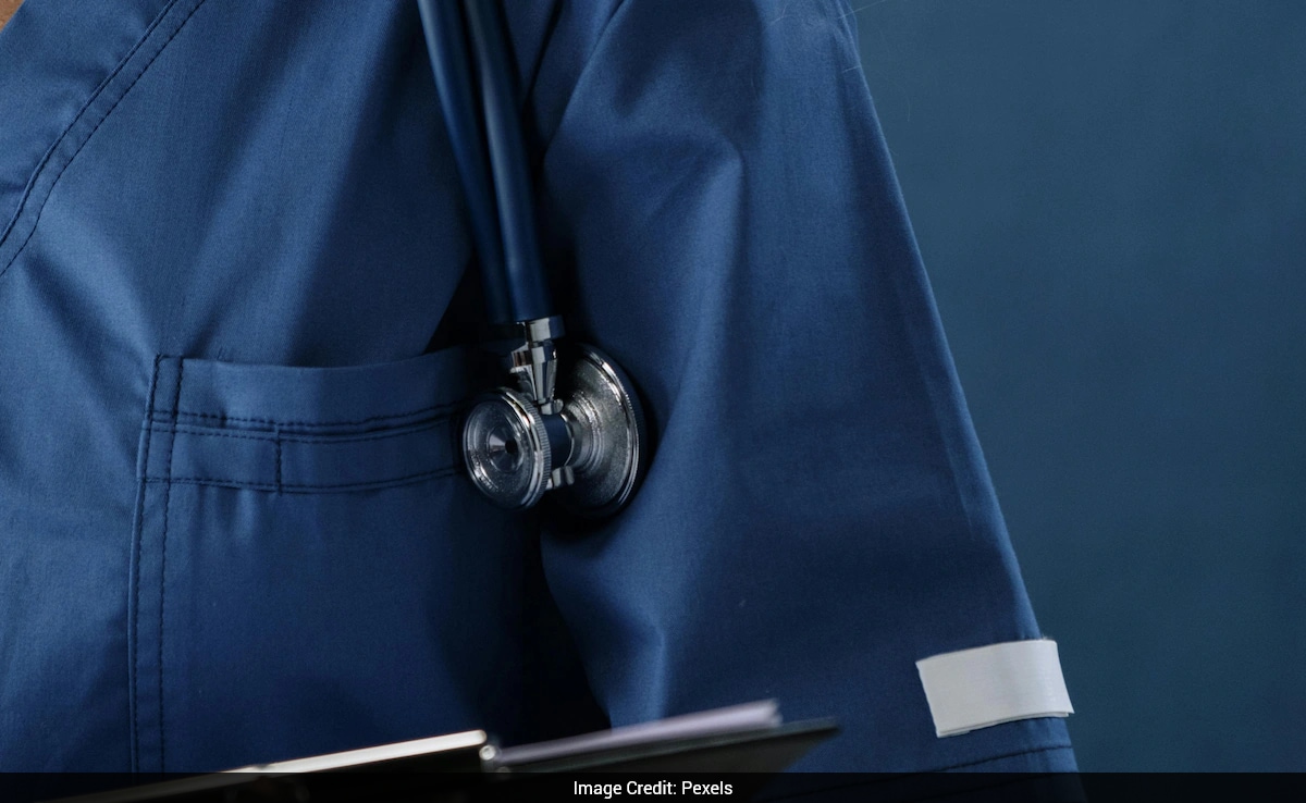 Chinese Nurse Suspended After Letting Boyfriend Assist During Night Shifts