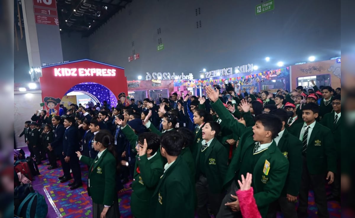 World Book Fair Delhi 2026 : किताबों के बीच दौड़ी सपनों की रेल, बाल ...