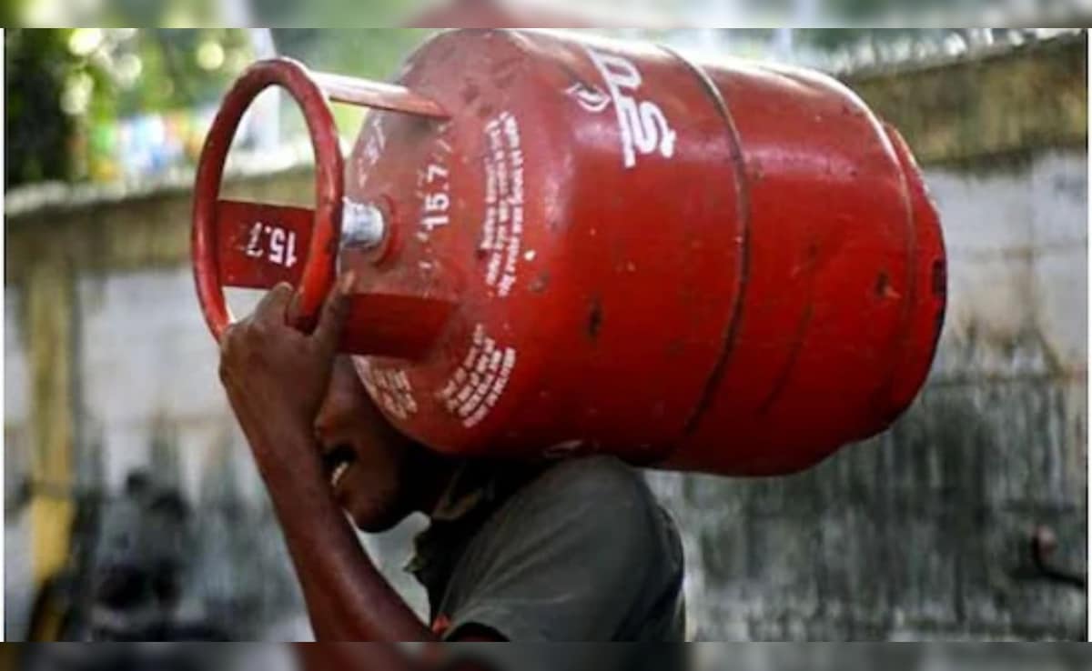 गैस सिलेंडर की होम डिलीवरी में पैसे ज्यादा लिए जाएं तो कहां शिकायत करें ...