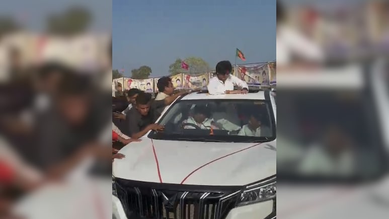 Jyotiraditya Scindia's Son Maha Aryaman Scindia Hit His Chest Against ...