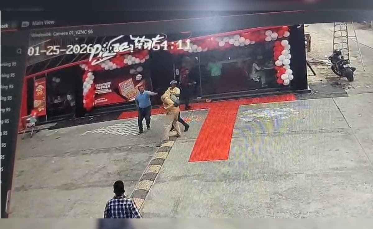 On Camera, Pizza Hut Staff Assaults Zomato Delivery Boy Over Low Rating ...
