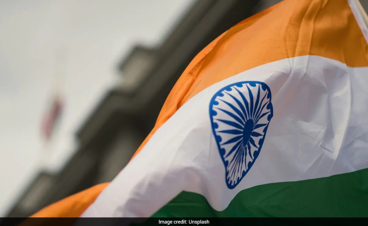 Republic Day 2026: झंडा 'होस्ट' और 'अनफर्ल' करने में क्या अंतर है ...