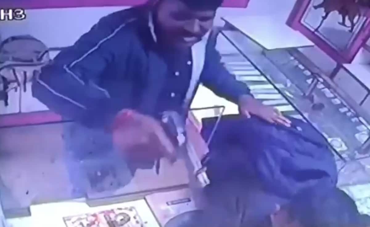 On Camera, Men Rob Jewellery Store At Gunpoint Near Bengaluru