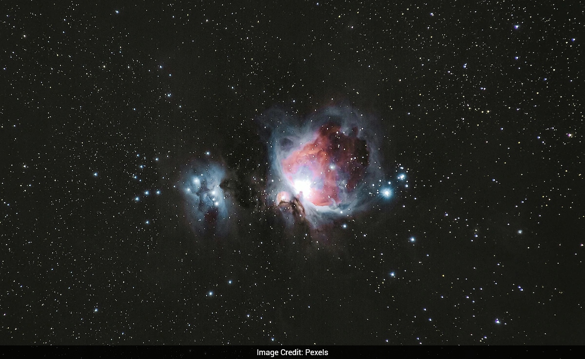 Astronomers Discover Massive Metal Cloud Orbiting Unknown Planet