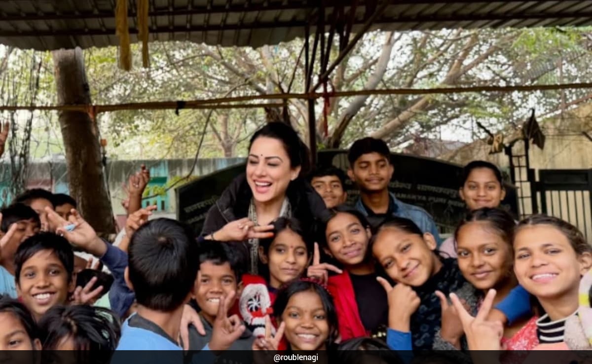 Indian Teacher Rouble Nagi Who Painted Murals In Slums Wins Global ...