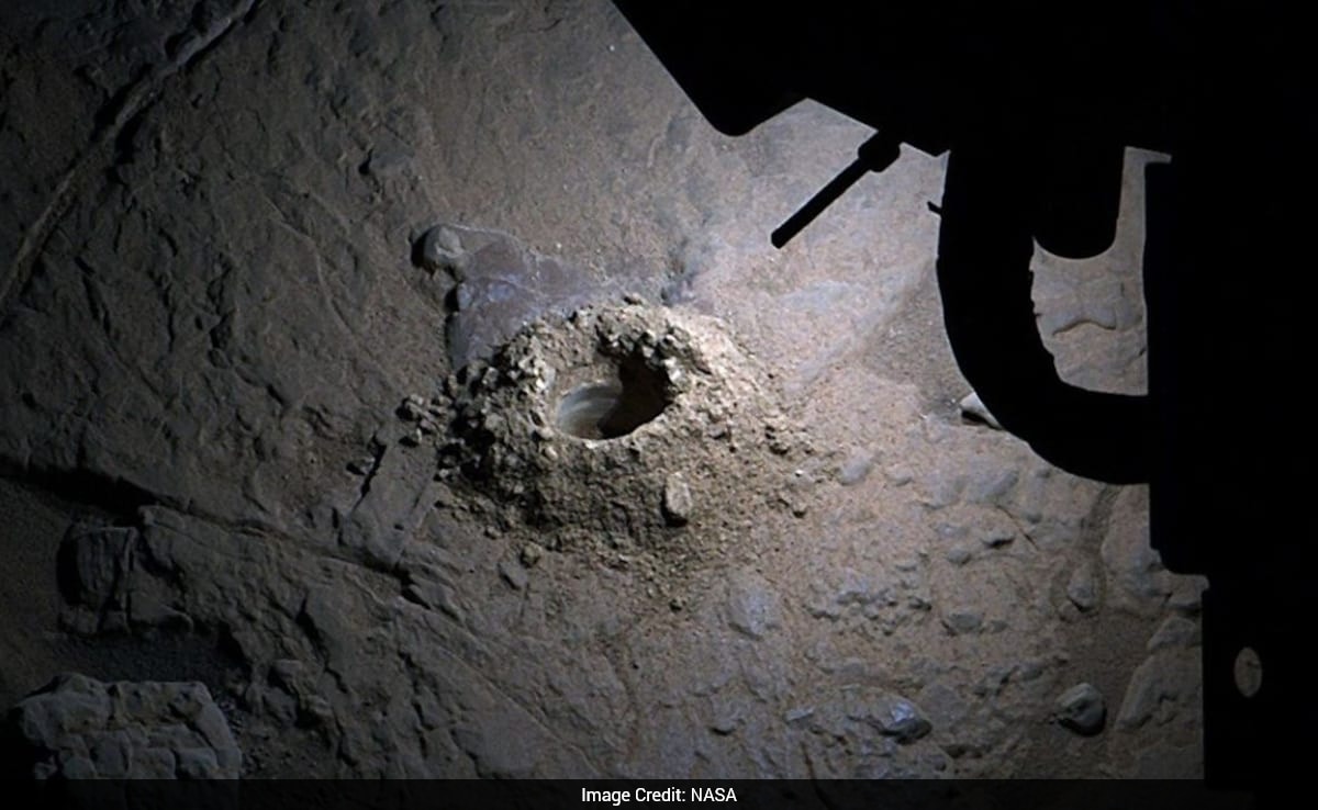 NASA Captures Stunning Nighttime Image Of Mars Using Curiosity Rover's ...