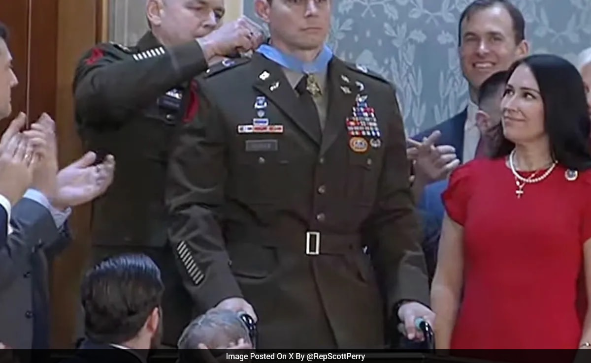 Eric Slover, Donald Trump: Army Pilot Wounded In Maduro Raid Receives ...