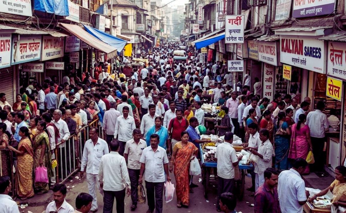 Massive Crowds in Pune Markets Huge Swarms Outside Shops 8-Day Waiting ...