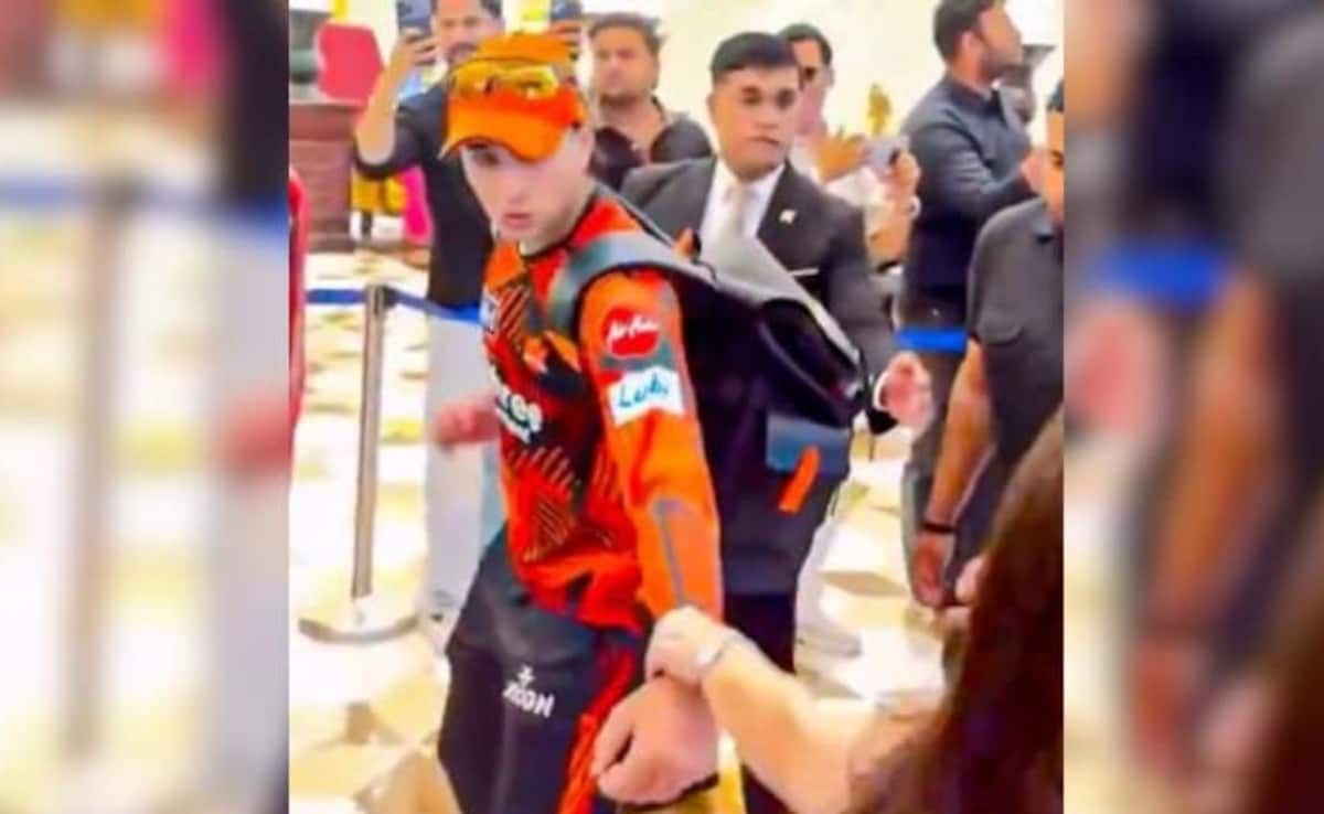 female fan pulled abhishek sharma hand in front of srh team members who ...