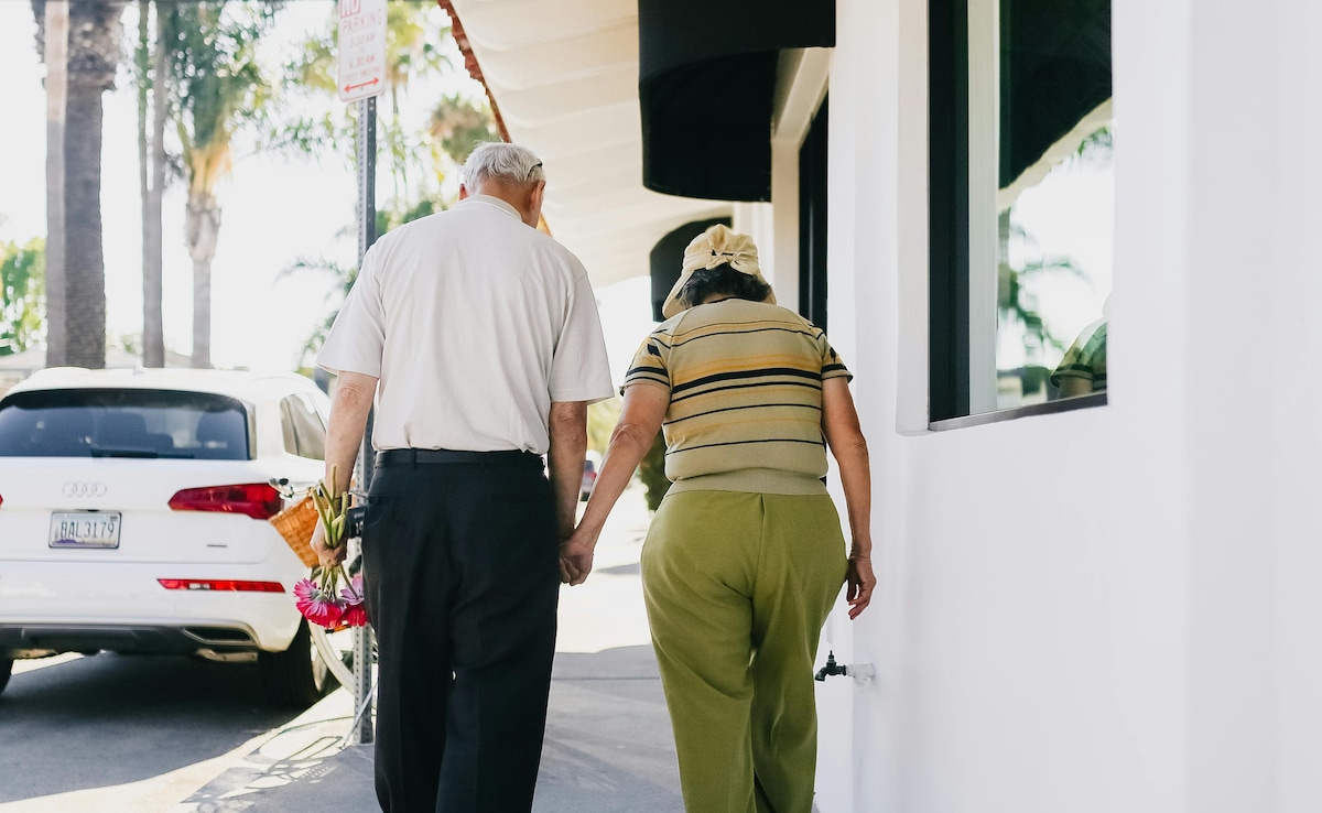Woman Brings Dead Husband Back By Creating His Hologram For Funeral ...