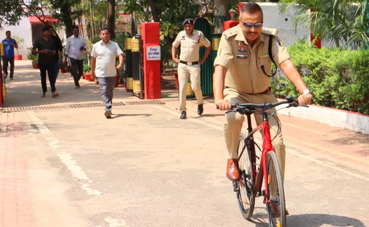 PM मोदी की पेट्रोल-डीजल बचाओ अपील का असर, IPS धर्मेंद्र सिंह साइकिल से ...