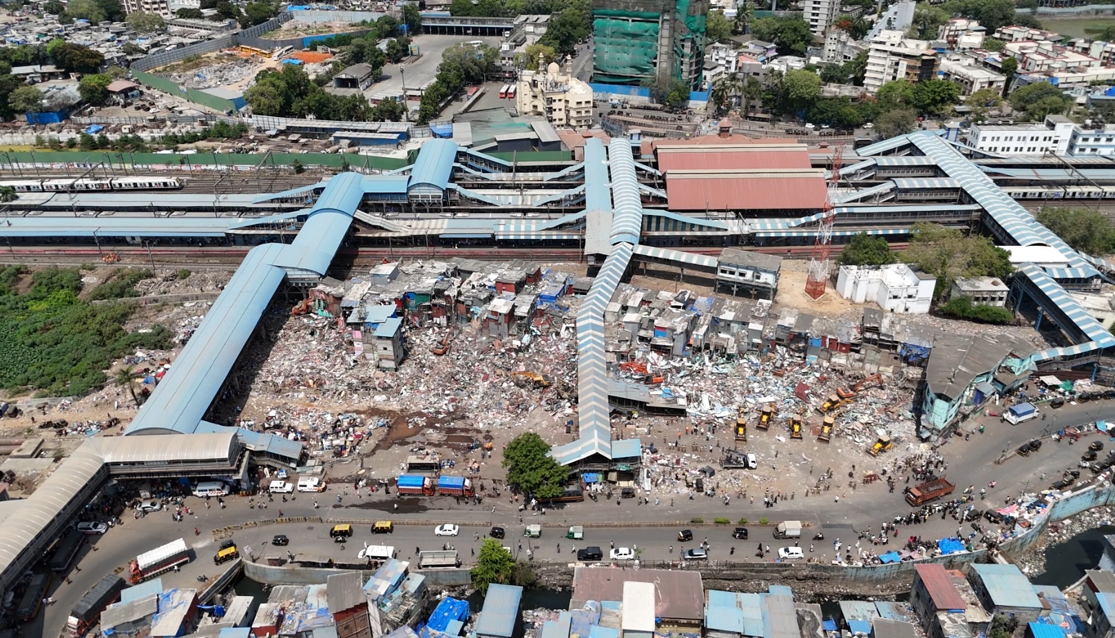 Bandra Bulldozer Action: बांद्रा में अवैध मस्जिद ढहाने पर बवाल, उग्र ...