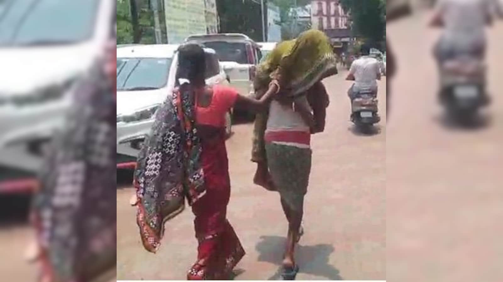 स्ट्रेचर नहीं मिला तो बुजुर्ग मां को कंधे पर लेकर अस्पताल पहुंचा बेटा ...
