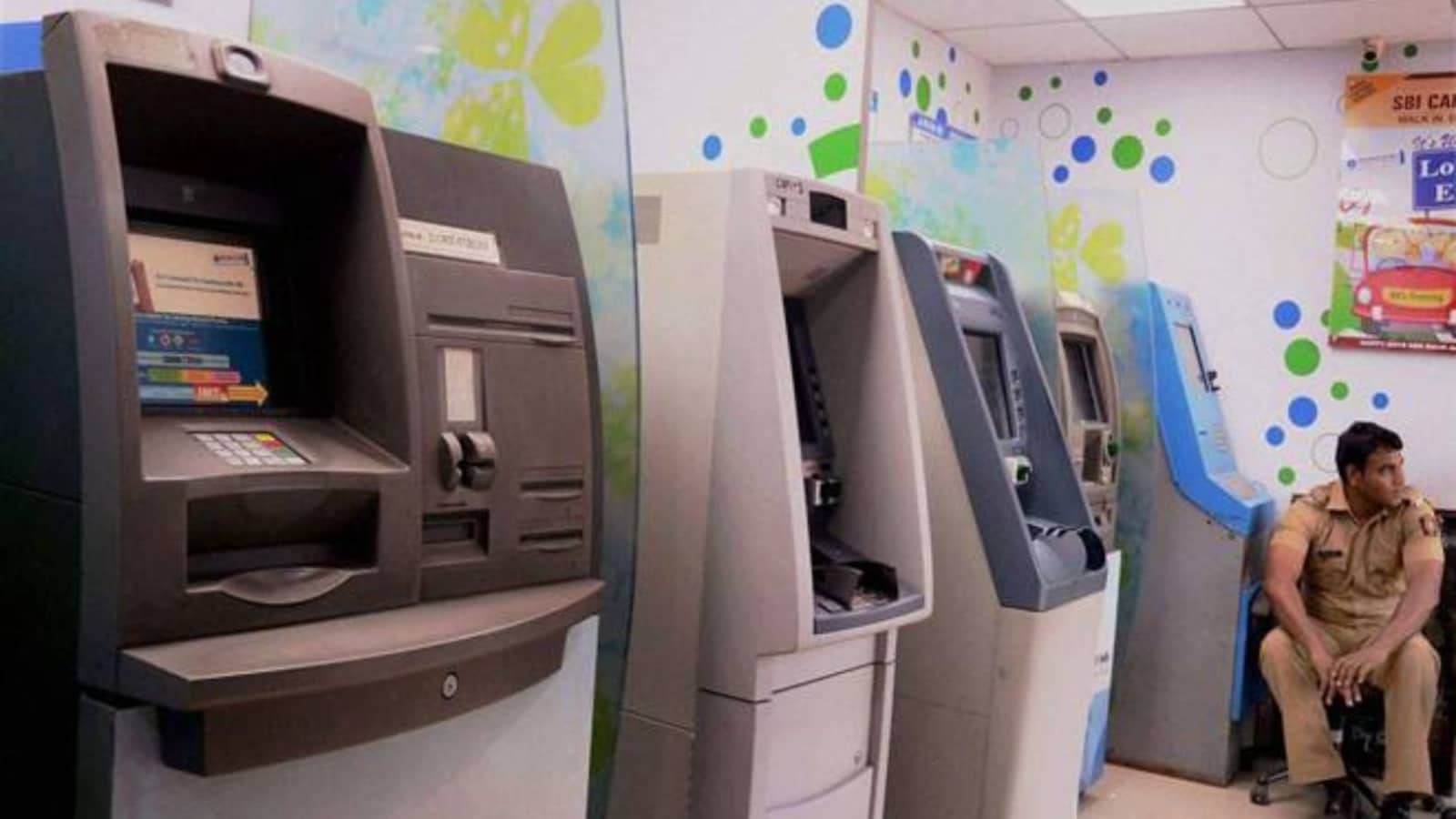 बाजार में नोटों की बाढ़, फिर भी ATM का हो रहा कम इस्तेमाल? RBI के ...