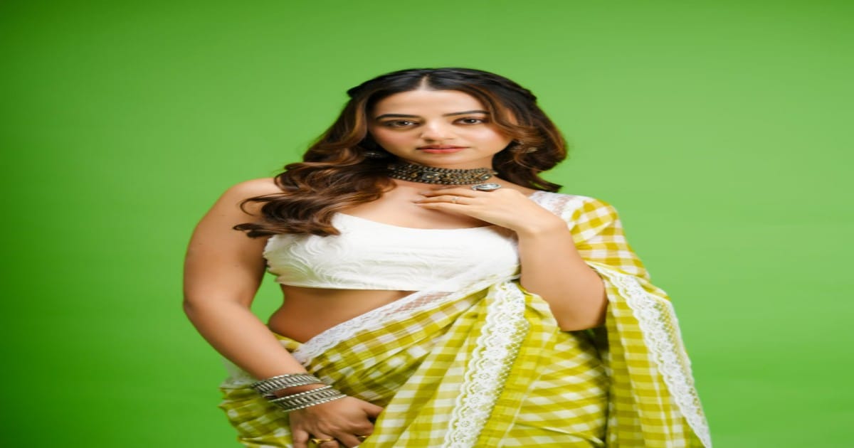Helly Shah Sets the Gram on Fire in Stunning Saree