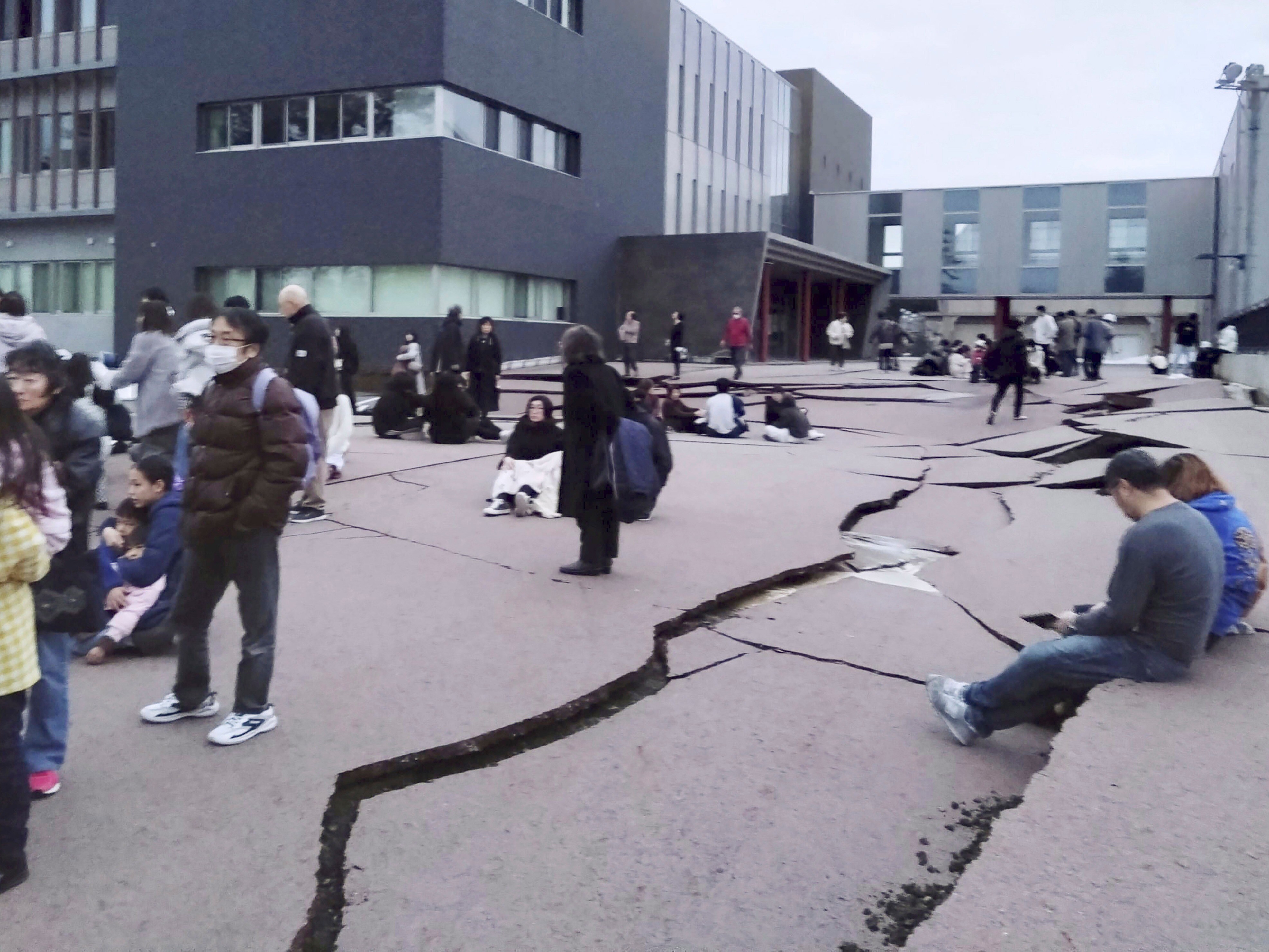 दरक गई जमीन, लगी आग, ढहे मकान, जापान में भूकंप से तबाही की तस्‍वीरें